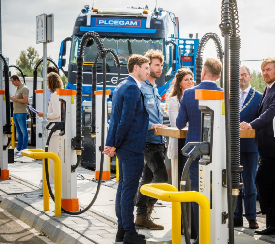 Koning Willem-Alexander opent grootste laadplein ter wereld
