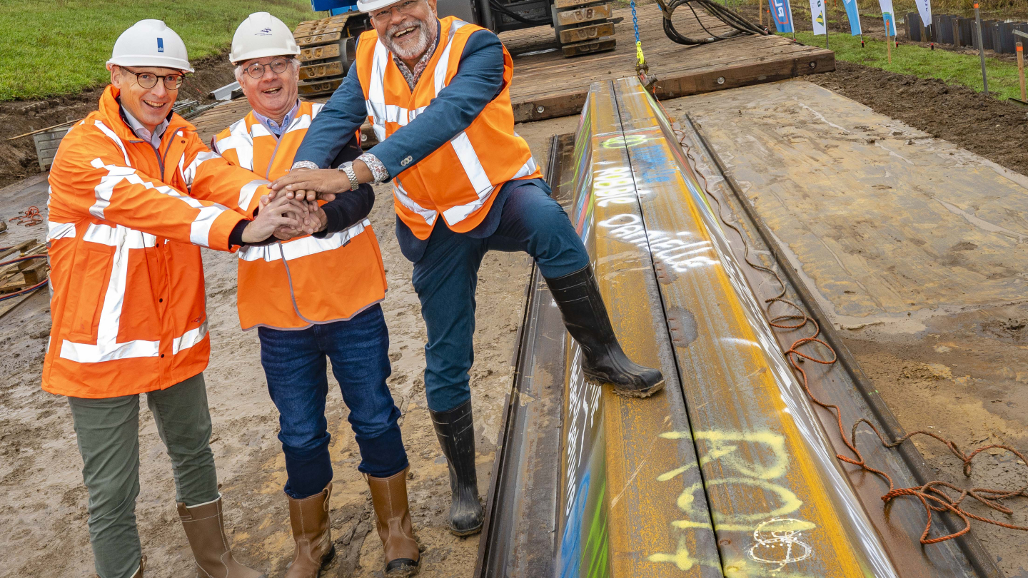 Eerste damwand geplaatst als voorbereiding op Dijkversterking Neder-Betuwe