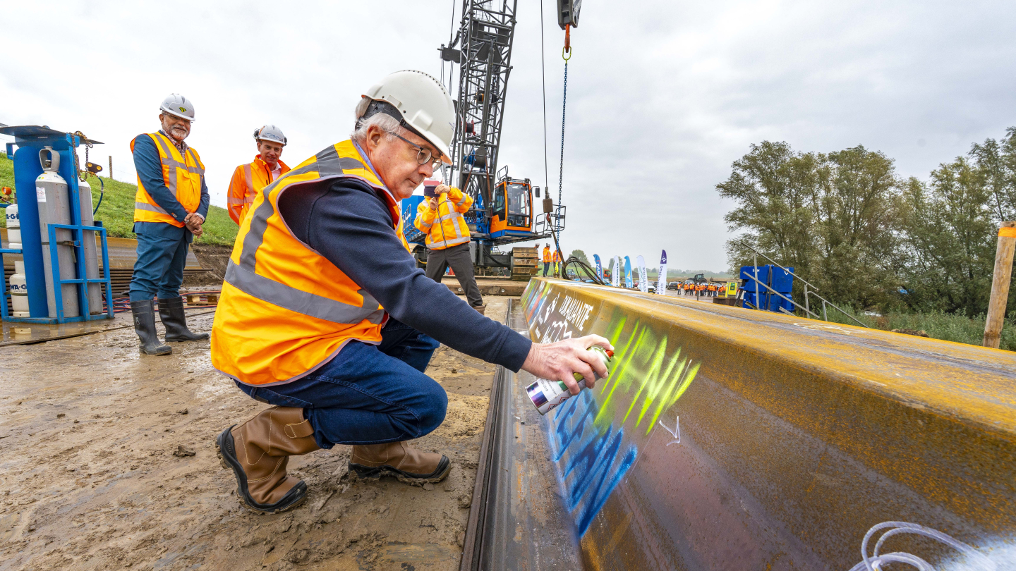 Eerste damwand geplaatst als voorbereiding op Dijkversterking Neder-Betuwe
