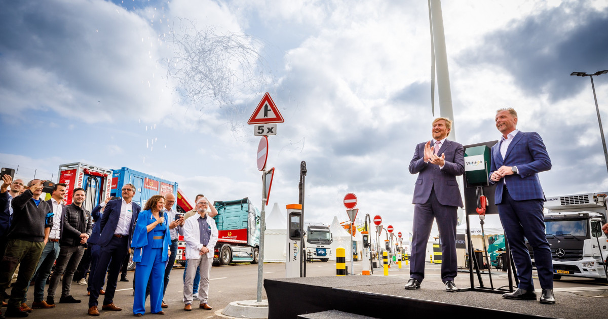 Koning Willem-Alexander opent grootste laadplein ter wereld
