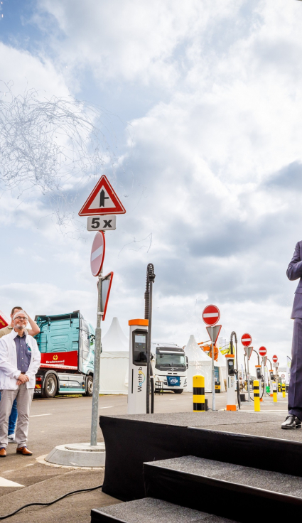 Koning Willem-Alexander opent grootste laadplein ter wereld